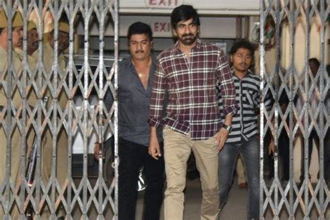 రవితేజపై ట్వీట్ల వర్షం కురిపించిన నిర్మాత M9news