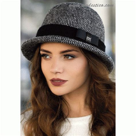 Класна дамска шапка в ефектен черно бял пепит