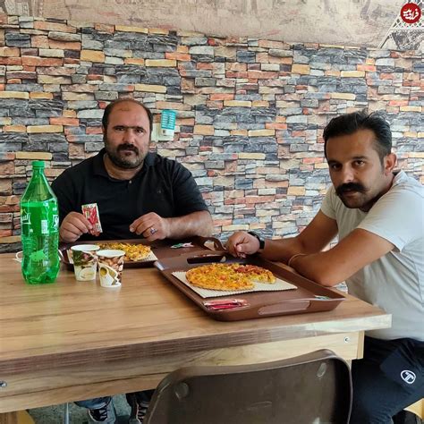 سفر در زمان؛ وحید و سلمان سریال نون خ در یک فست فودی؛ سال 1399