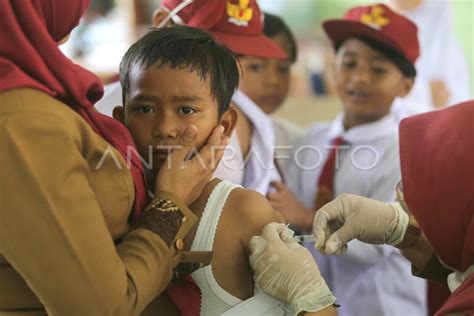 Schoolgirl Immunization Antara Foto