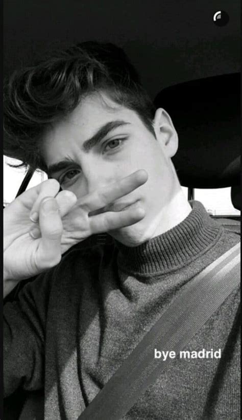 62 Best Selfie Poses For Guys To Copy Right Now Fashion Hombre