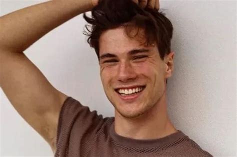 Người Mẫu đẹp Trai Nhất Nước Ý Giải Nghệ để Làm Cha Xứ ở Tuổi 21 Báo Vietnamnet