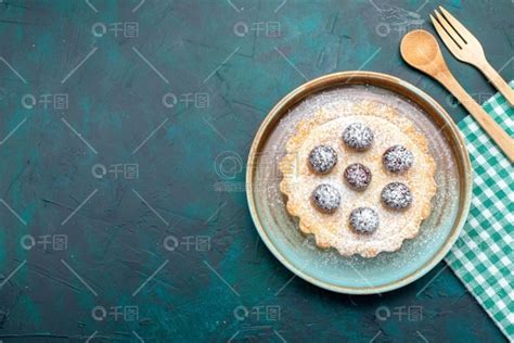 叉子高清图片 勺子和叉子旁边有樱桃和糖粉的纸杯蛋糕的顶部视图 产品实拍免费下载格式编号50933029 千图网