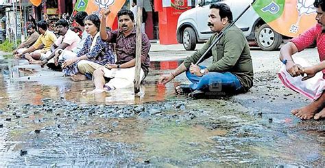 ശുദ്ധജല പ്രശ്നത്തിൽ ബിജെപി റോഡിലെ വെള്ളക്കെട്ടിൽ കുത്തിയിരുന്ന് പ്രതിഷേധം
