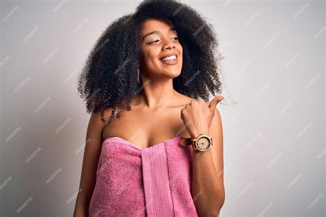 Joven Afroamericana Con Cabello Afro Usando Una Toalla Corporal Después De Una Ducha De Belleza