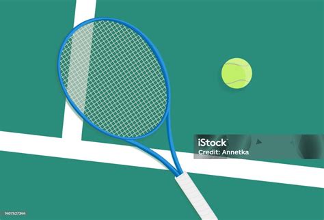 테니스 노란색 테니스 공과 라켓을 복사 공간이있는 테니스 코트의 녹색 배경에 봄 스포츠 구성 스포츠와 건강한 라이프 스타일 야외 게임 스포츠의 개념 플랫 레이 3차원 형태에