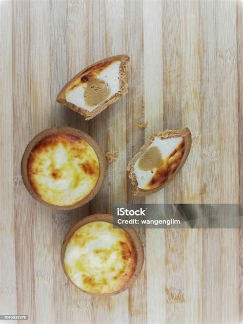 Zengin Krem Peynir Ve Taze Malzemeler Ile Taze Pişmiş Tart Stok Fotoğraflar And Atıştırmalıklar