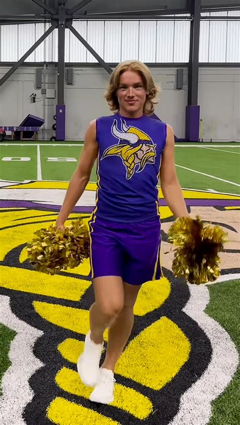 Minnesota Vikings Male Cheerleader Blaize Shiek Shuts Down Haters While Making Nfl Debut Yahoo