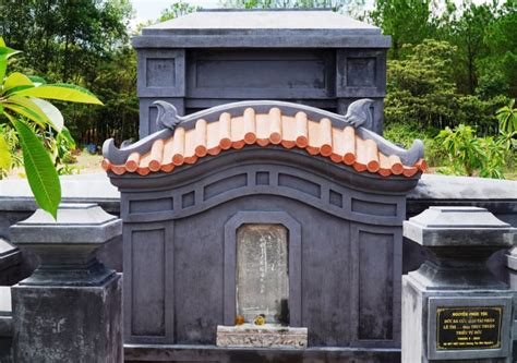 Lăng Mộ Bà Tài Nhân Vợ Vua Tự Đức Sau Sự Cố San ủi được Xây Dựng Lại