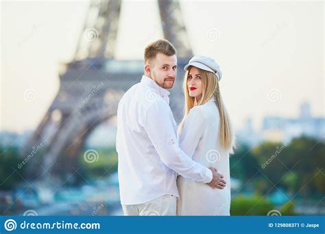 Pares Rom Nticos Que Tienen Una Fecha Cerca De La Torre Eiffel Imagen De Archivo Imagen De