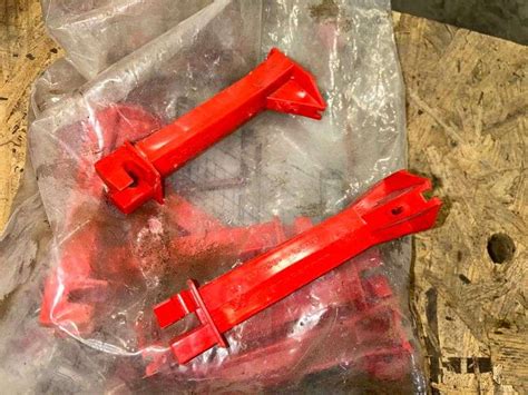 32 Red Snapper Electric Fence Insulators Buying All For One Money Fragodt Auction And Real