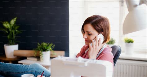 스튜디오에서 스마트폰을 사용하는 젊은 창조적인 여성 소규모 양복 사업의 창업 복사 공간 사진 Unsplash의 바느질 이미지
