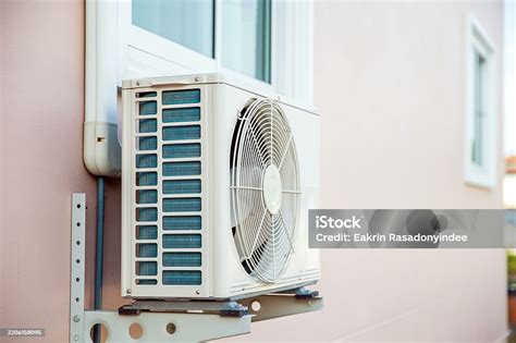 공기 압축기 건물 외부에 설치되는 실외 가정용 에어컨 장치의 클로즈업 외부 분할 벽 유형 시원한 또는 열 또는 뜨거운 및 에어컨 시스템 유지 보수의 개념 0명에 대한 스톡