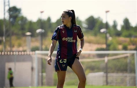 Lucía González ‘gonzi Cumple Su Sueño Debutar En Liga F Con El Levante Femenino
