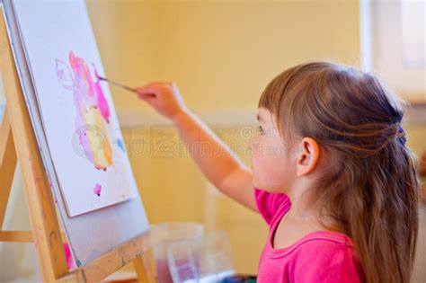 白种人免抠元素 小女孩画画 小女孩画画图片免费下载 5087442925 千图网pro