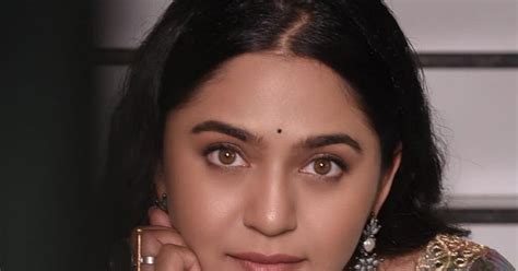 Mrunmayee Deshpande तुझ्या भुवयांची नाजुक वळणे अन् अलगद ओठांचे हसणे