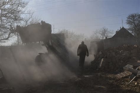 Rusia Lanza Sus Fuerzas En El Donbás Y Bombardea Las Ciudades Con