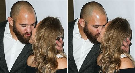 بالفيديو والصورقبلات روندا روزى وترافيس براون تلفت الانظار بحفل خيرى اليوم السابع