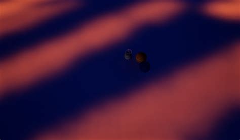 Light From Emissive Light Source Breaks Up Into Strips At Long