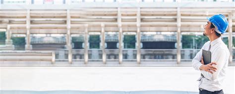 엔지니어 남자 손 은 토목 건설 공학에 대한 하드 햇 흰색 작업 헬멧 하드 모자를 들고 안전 복을 입은 건설 엔지니어 남자가 건설 현장에서 화이트 워크 헬멧 하드 햇을 손에