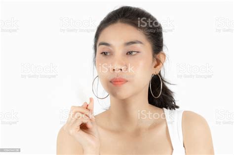 건강 하고 화장품 개념 하얀 고립 된 배경 위에 브러시로 메이크업을 적용 젊은 아시아 여성의 아름다움 얼굴 건강관리와 의술에 대한 스톡 사진 및 기타 이미지 Istock