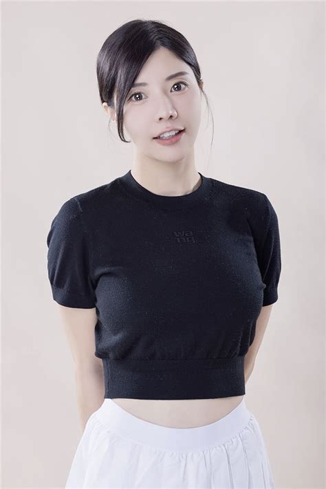 吳宗憲曾力讚！艾融性感露一截好清涼 包不住好身材鬆口理想型 娛樂星聞