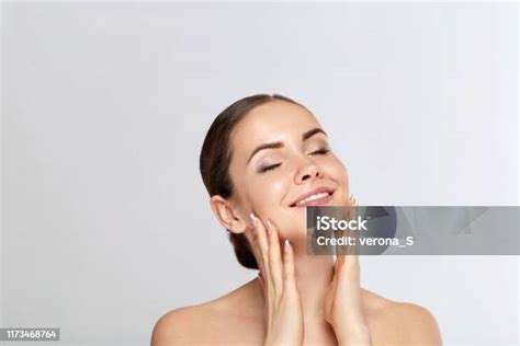 행복 한 아름 다운 여자 옆을 보고 웃음으로 그녀의 뺨을 들고 표현적인 얼굴 표정 화장품 및 스파 갈색 머리에 대한 스톡 사진 및 기타 이미지 Istock