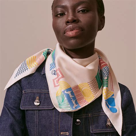 Liste Au Bloc Embroidered Triangle Scarf Beige Hermès Canada