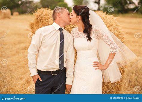 Echtpaar Het Kussen Dichtbij Hooiberg Stock Foto Image Of Hooiberg Leven 51596898
