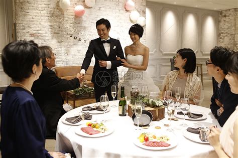 婚礼酒席现场握手敬酒高清图片下载 正版图片502062761 摄图网