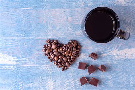 커피 콩으로 만든 하트 모양 큰 다크 머그잔 커피와 검은 다크 초콜릿 조각 0명에 대한 스톡 사진 및 기타 이미지 0명 갈색 개체 그룹 Istock