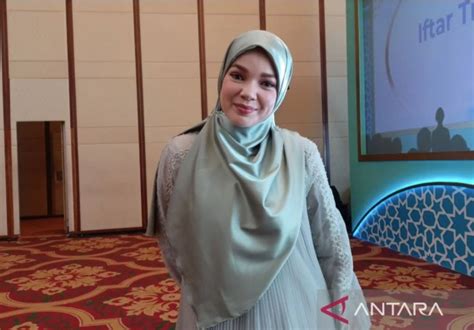 Suami Sandra Dewi Tersangka Korupsi Netizen Malah Hujat Dewi Sandra