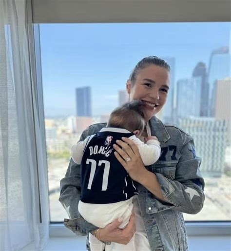 Včeraj Se Je Na Gala Večerji Dragića Ob Boku Dončića Prvič Po Porodu Pokazala Anamaria Goltes