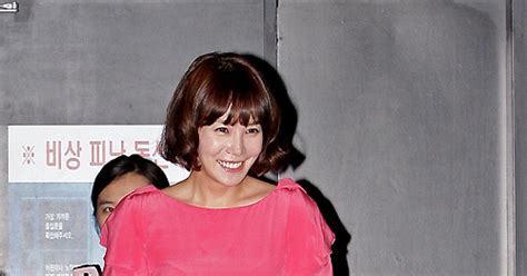 포토엔 의리녀 김정은 정지우 감독 만나기 위해 핑크원피스 입고