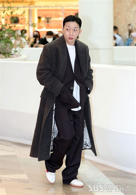 E포토 우원재 롱코트로 완성한 래퍼의 가을 룩