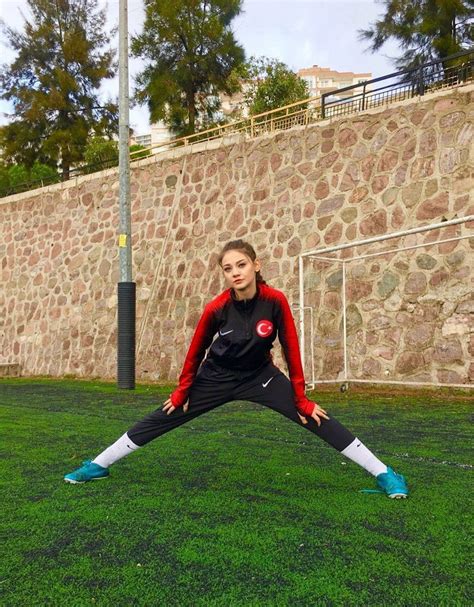 Kadın Futbolcu Nevide Çiçek Dizi Setlerine Transfer Oluyor Son Dakika Magazin Haberleri