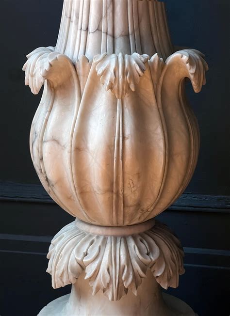 Pedestal O Candelabro Clásico Italiano De Alabastro Del Siglo Xix En Venta En 1stdibs