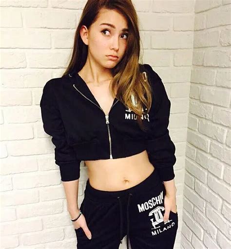 Hannah Quinlivan Scrolller