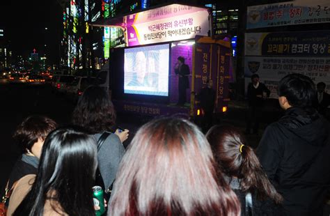 포토 통합진보당 이정희 대표 연설에 발길 멈춘 노원 주민들 민중의소리