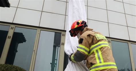 수직구조대 이용해 고층 건물 탈출