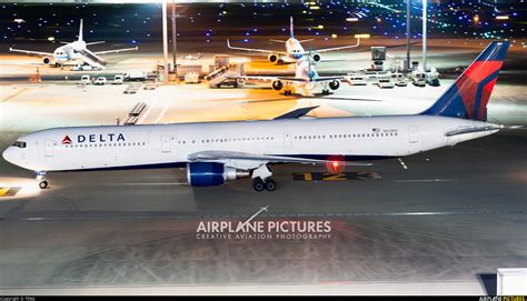 Delta Air Lines Boeing 767 400er N833mh At Tokyo Haneda Intl Hnd Rjtt