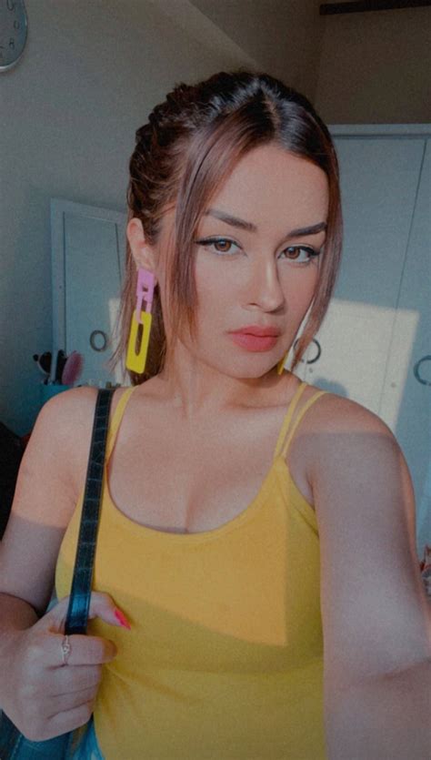 Her Cleavage Is An Art Nailed With A Frame Of Collar Bone 🤤 Scrolller