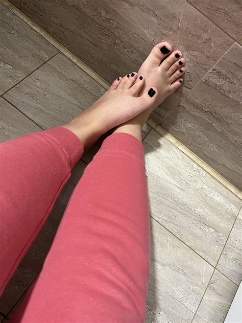 I Couldnt Find Someone To Lick My Feet Are They Ugly R Bigfeetgirls