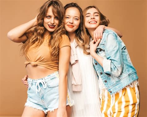 Tres Jóvenes Hermosas Chicas Sonrientes En Ropa Casual De Moda De