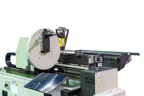 클리핑 경로로 격리된 Cnc 자동 와이어 벤딩 기계의 와이어 로드 또는 파이프용 로딩 및 언로딩 섹션을 위한 회전 엘라게이트 암 그립 Cnc 장치에 대한 스톡 사진 및 기타