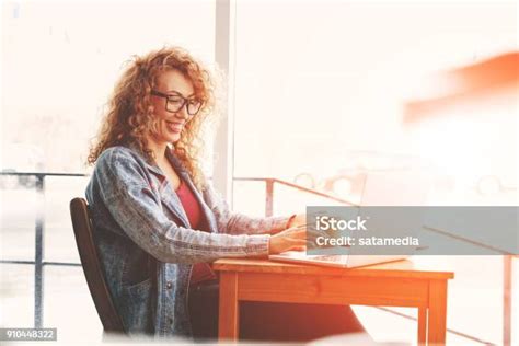 비즈니스 여자 프리랜서 컴퓨터와 전화에 카페에서 창에서 일 하는 금융에 대한 스톡 사진 및 기타 이미지 금융 노트북