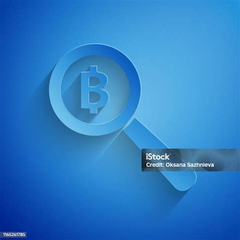 파란색 배경에 분리 된 비트 코인 아이콘으로 돋보기를 잘라 종이 물리적 비트 코인 블록 체인 기반의 보안 암호 통화 종이 아트 스타일입니다 벡터 일러스트레이션 개념에 대한