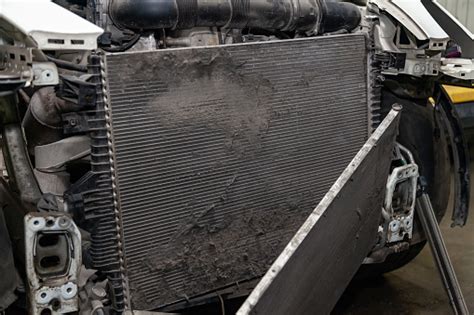 차량 수리점에서 먼지와 이물질이 막힌 알루미늄 엔진 라디에이터로 인해 공조 시스템 및 엔진 냉각의 오작동 후 차량의 정기적인 유지 보수 및 수리 검은색에 대한 스톡 사진 및