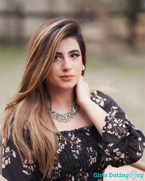 Beautiful Pakistani Girls Discovering Love In Pakistan