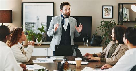 기술 향상을 위해 사무실 회의실에서 사업가와 함께 코칭 세미나 및 교육 회의 우리의 비전 및 계획 팀 리더가 교육을 위한 직장에서 직원들에게 이야기합니다 25 29세에 대한